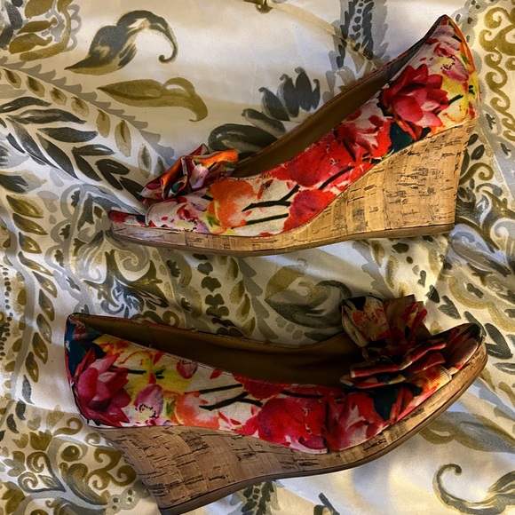dexflex comfort | Shoes | Deflex Comfort 65 Silk Floral Peep Toe Wedges ...
